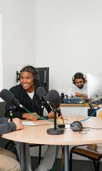 Fiche métier commentateur sportif : études, missions et salaire | Diplomeo