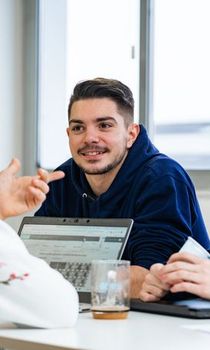 Fiche métier analyste-programmeur : études, missions et salaire | Diplomeo